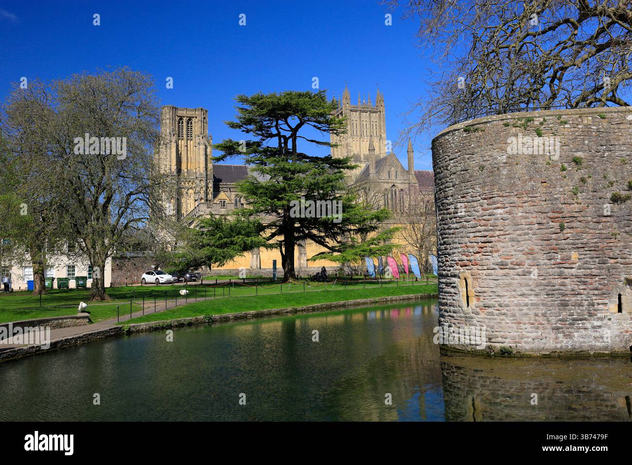 Wells Cathedral, Bishops Palace and Moat, Wells, Somerset Stock Photo ...