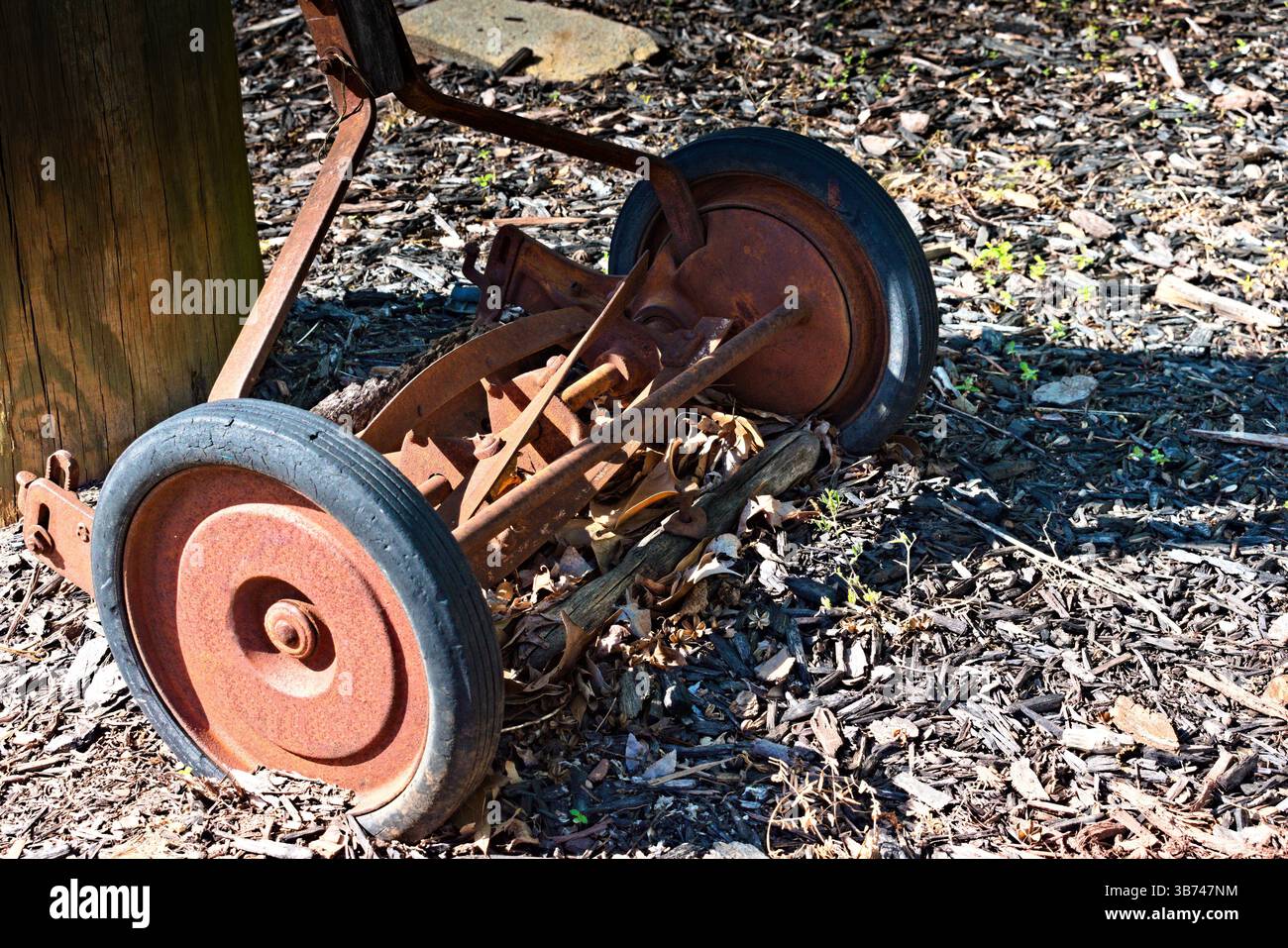 Close up photo of an vintage push lawn mower Stock Photo - Alamy