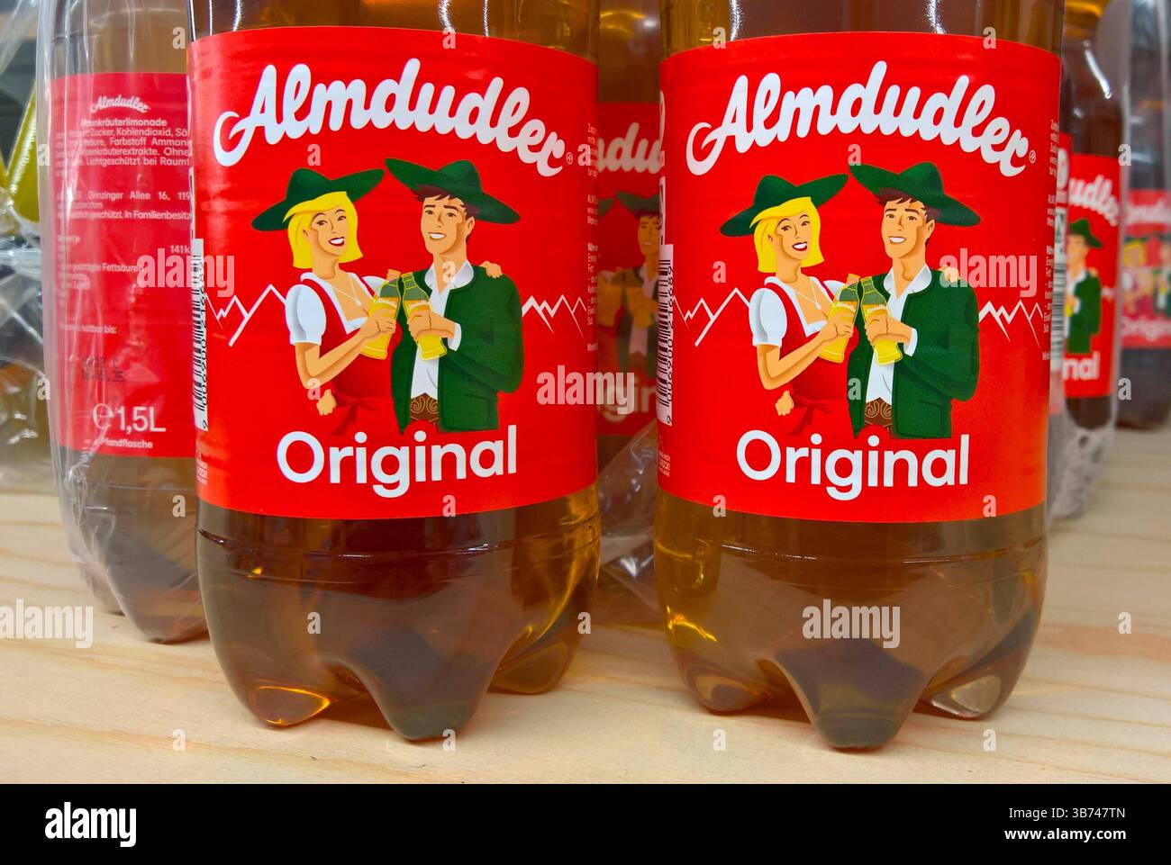 Almdudler ist eine österreichische Limonade mit Kräuterextrakten. Sie ...
