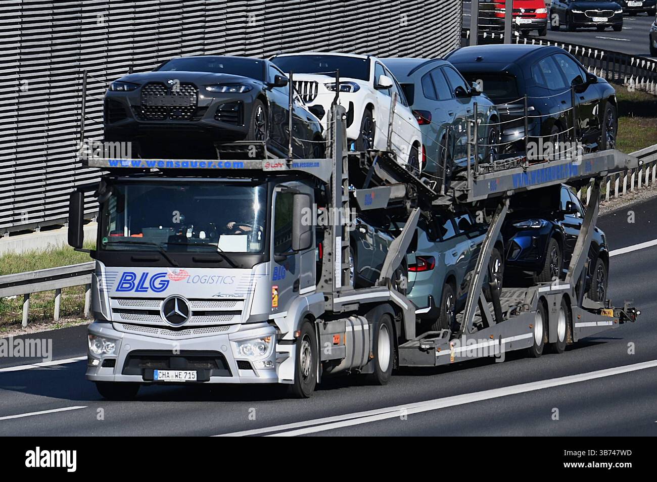 BLG Logistics - Autotransporter mit BMW - Neuwagen SUV. Die BLG ...