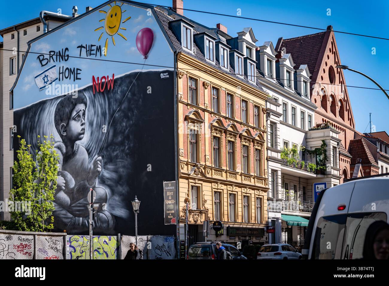 Berlin Mitte, Auguststraße - 05.05.2025 Wandbild / Mural: Bring them home now Berlin *** Berlin ...
