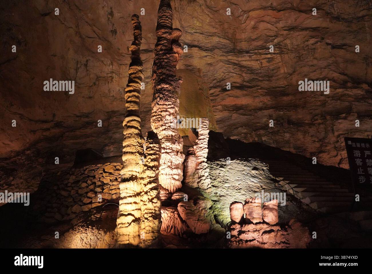 Magnificent Stalactites and Stalagmites Inside Huanglong(Yellow Dragon ...