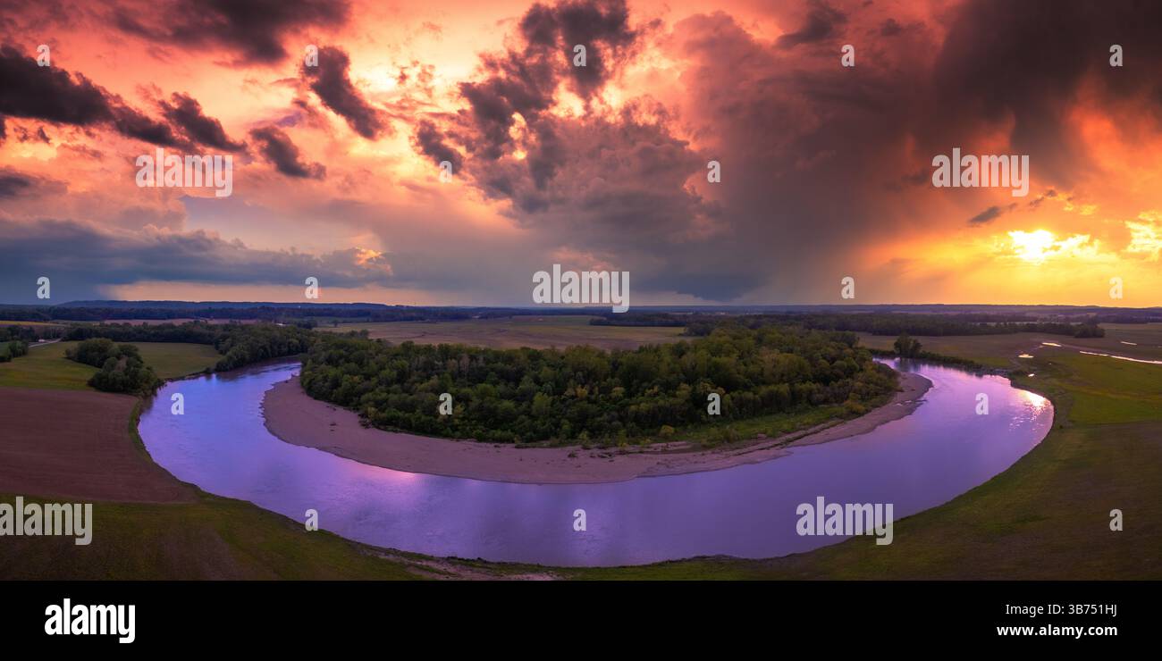 Colorful dramatic sunset skies hi-res stock photography and images - Alamy