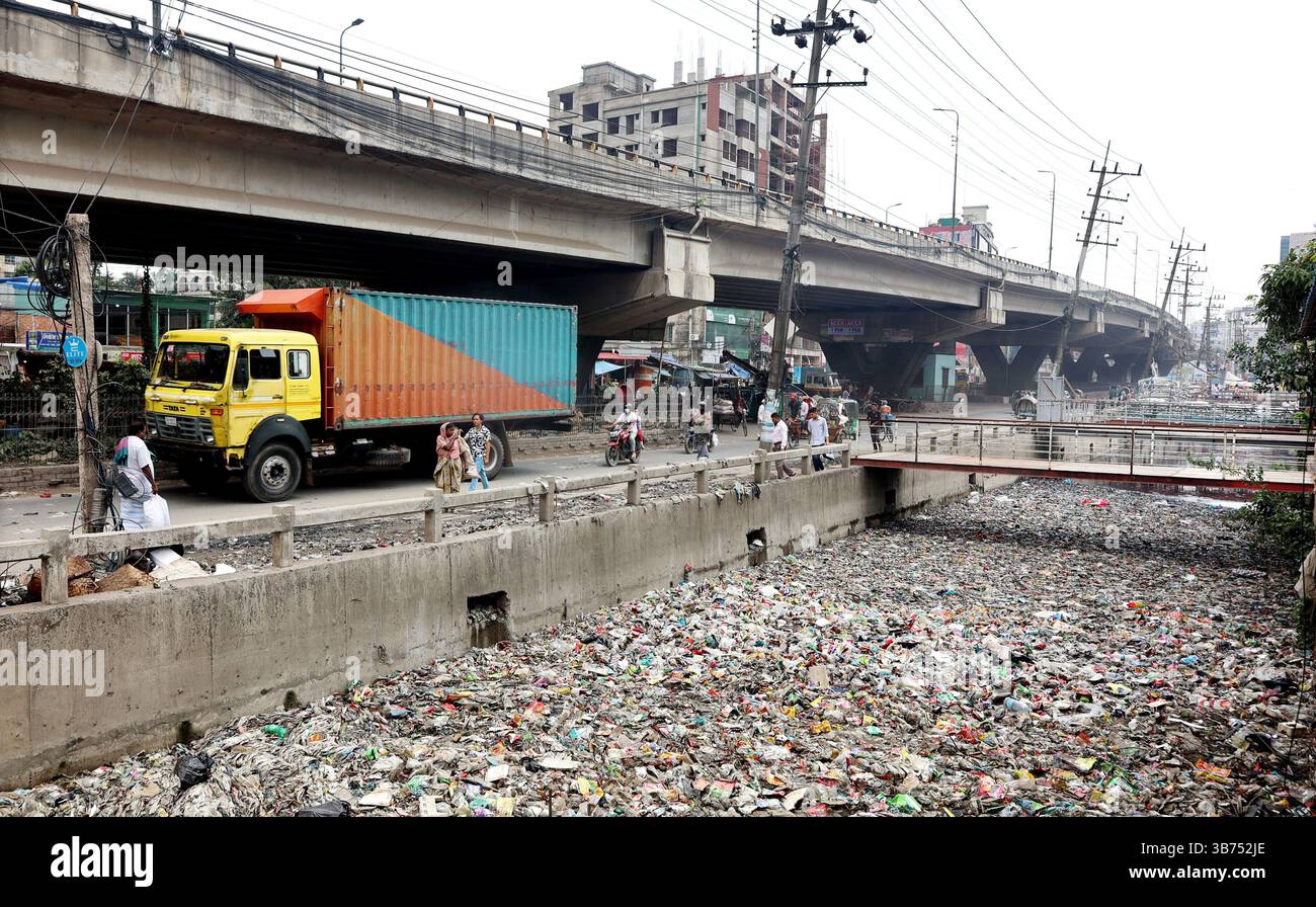 Chattogram, Bohoddarhat, Bangladesh. 5th May, 2025. The drain in ...