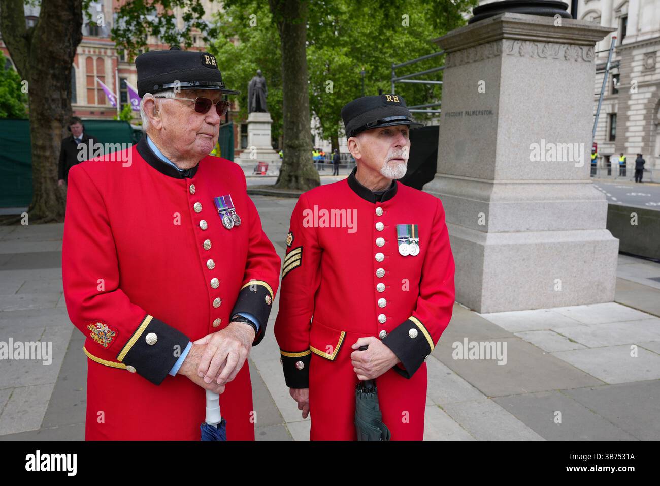 (left to right) Chelsea pensioners Alan Rutter and Archie Ferguson near ...