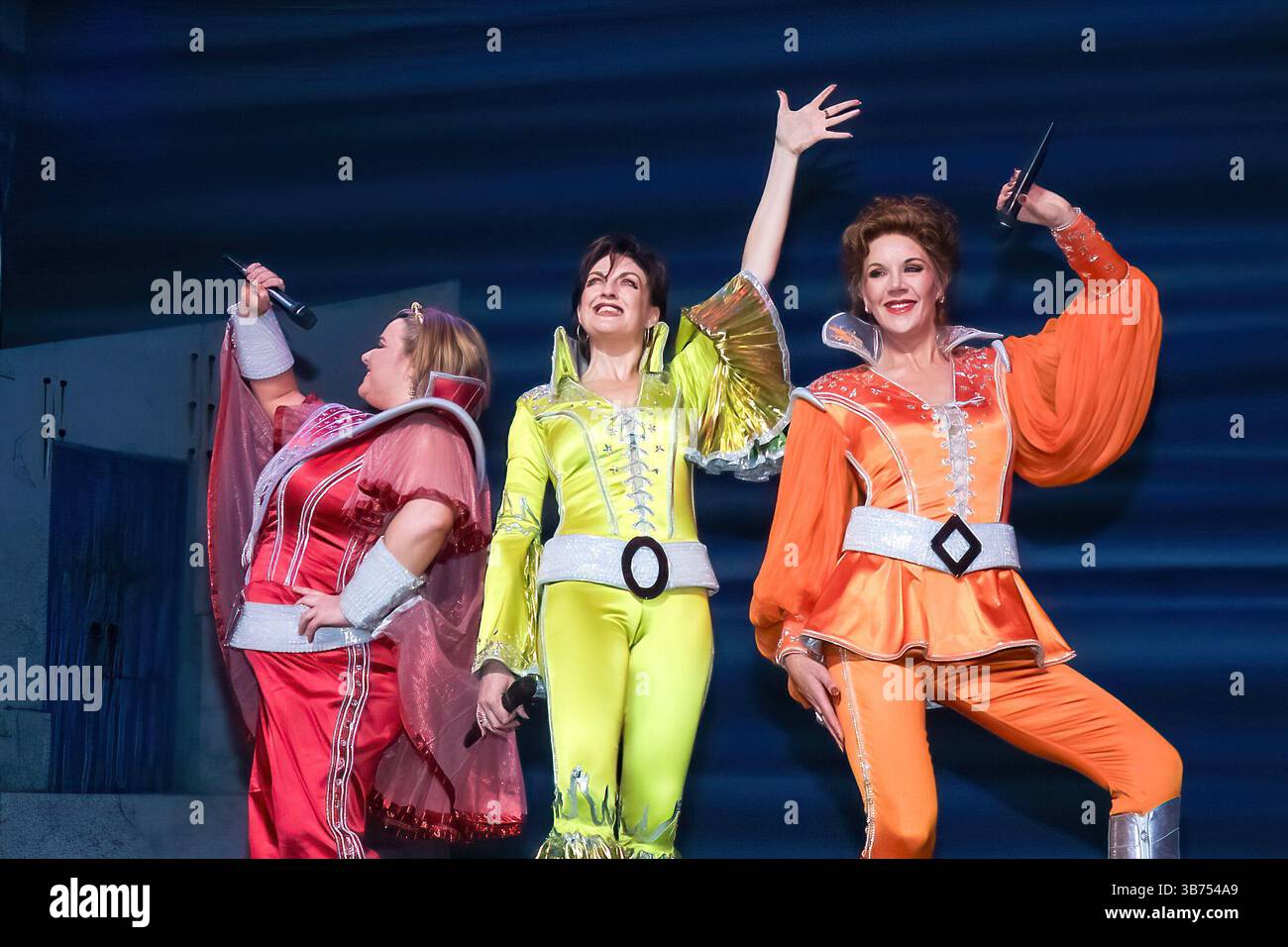 The 2002 Sydney cast of Mamma Mia! included Lisa Stokke as Sophie ...
