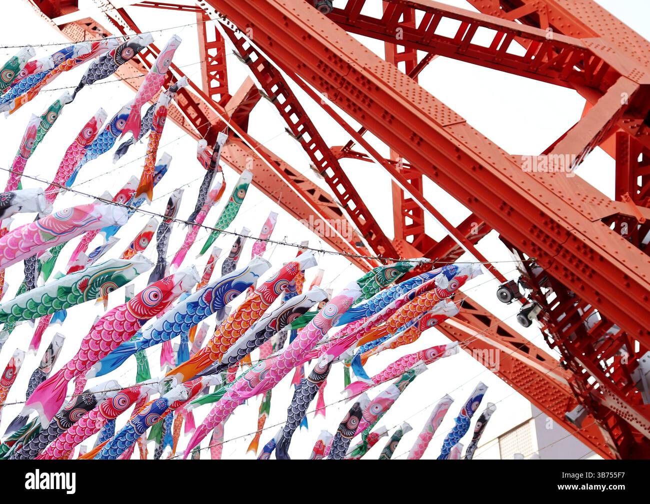 (250505) -- TOKYO, May 5, 2025 (Xinhua) -- Traditional carp-shaped ...