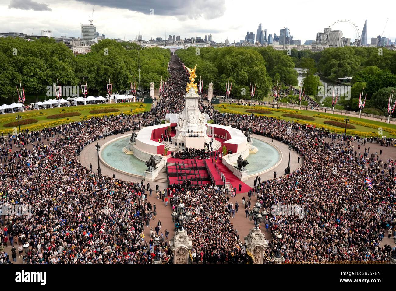 Members of the public walk up The Mall, near Buckingham Palace in ...