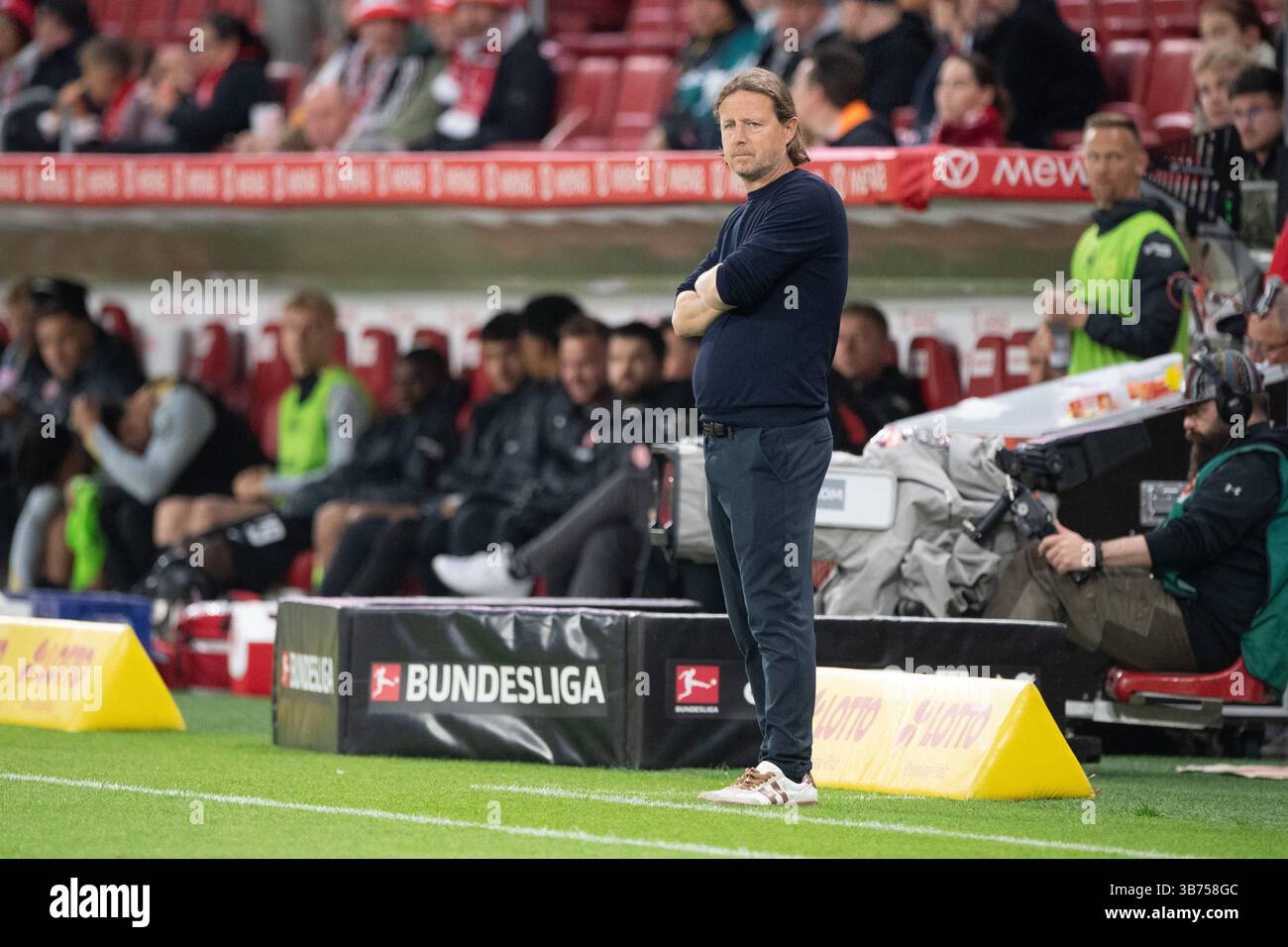 Mainz, Deutschland. 04th May, 2025. Coach Bo HENRIKSEN (MZ) watches the game 1.FSV FSV FSV Mainz ...
