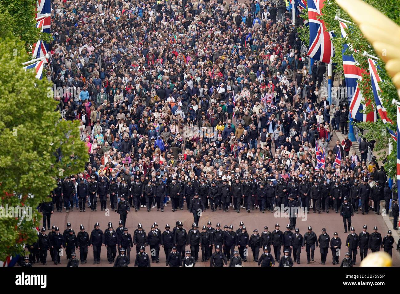 Members of the public walk up The Mall, near Buckingham Palace in ...