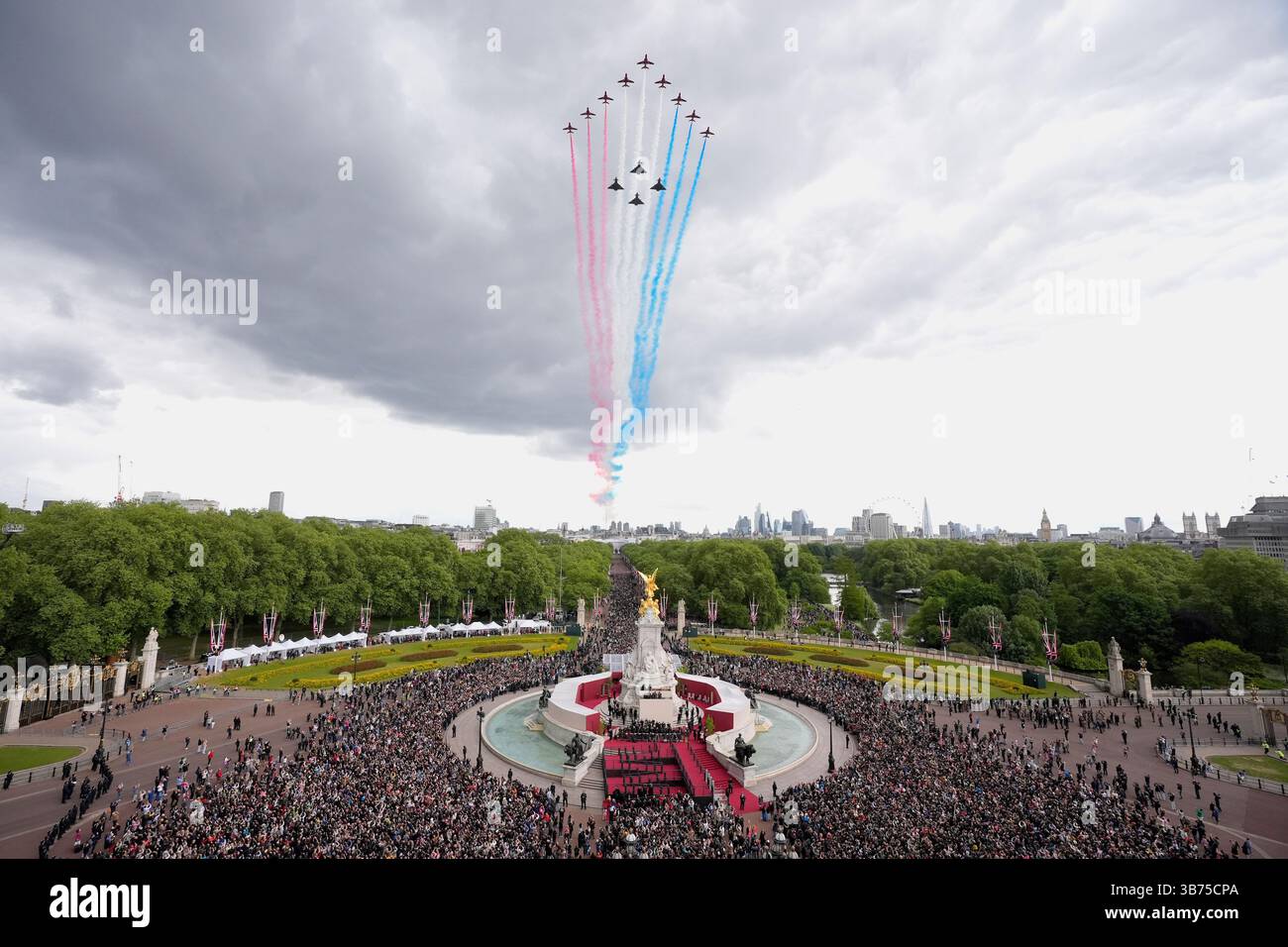 The military fly past passes over The Mall and Buckingham Palace ...