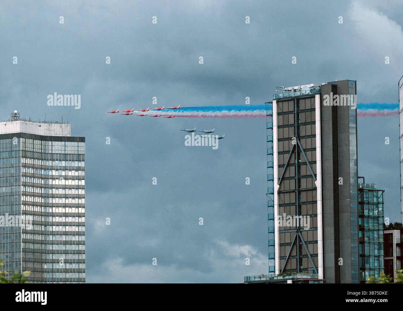 London, UK. 05th May, 2025. Red arrows fly over London as part of VE ...
