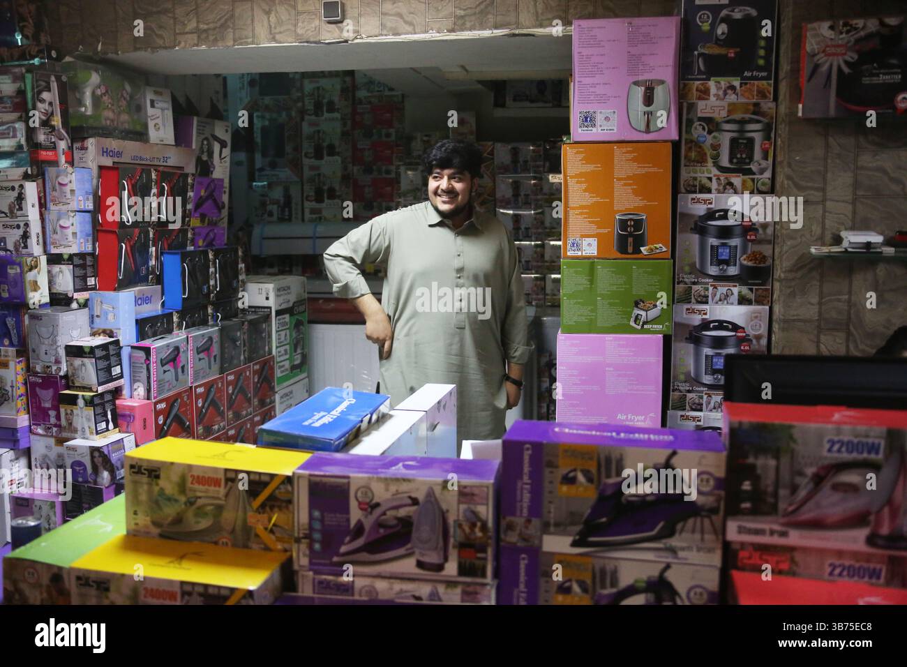 (250505) -- KABUL, May 5, 2025 (Xinhua) -- This photo taken on May 3, 2025 shows a store with ...