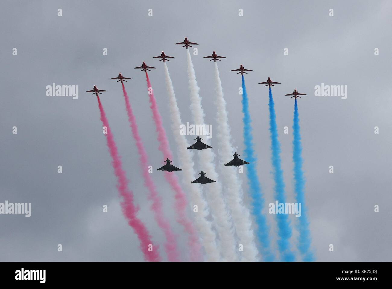 Ve day parade buckingham palace hi-res stock photography and images - Alamy