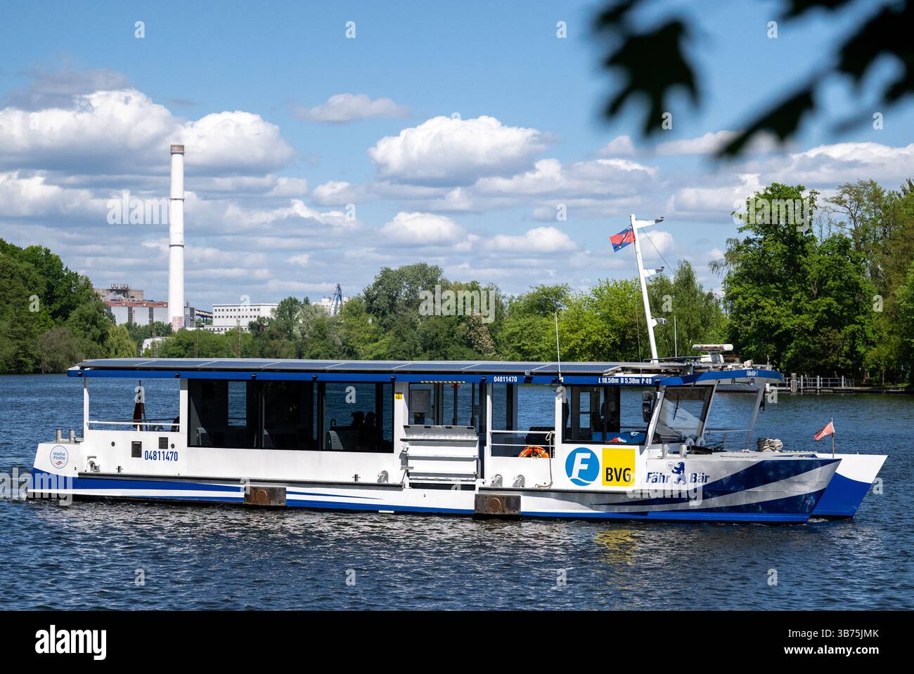Berlin, Germany. 05th May, 2025. The Weiße Flotte ferry "FährBär 1 ...