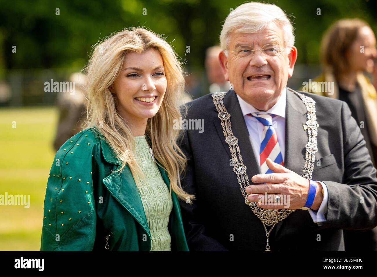 DEN HAAG - Hannah Mae and The Hague Mayor Jan van Zanen during the ...
