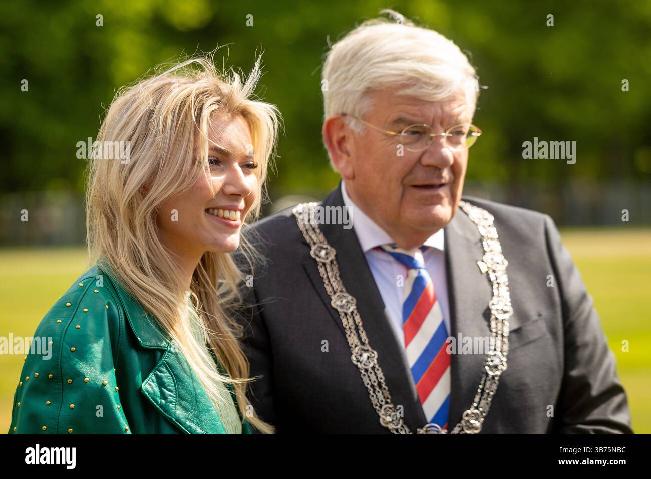 DEN HAAG - Hannah Mae and Mayor Jan van Zanen during the Liberation ...