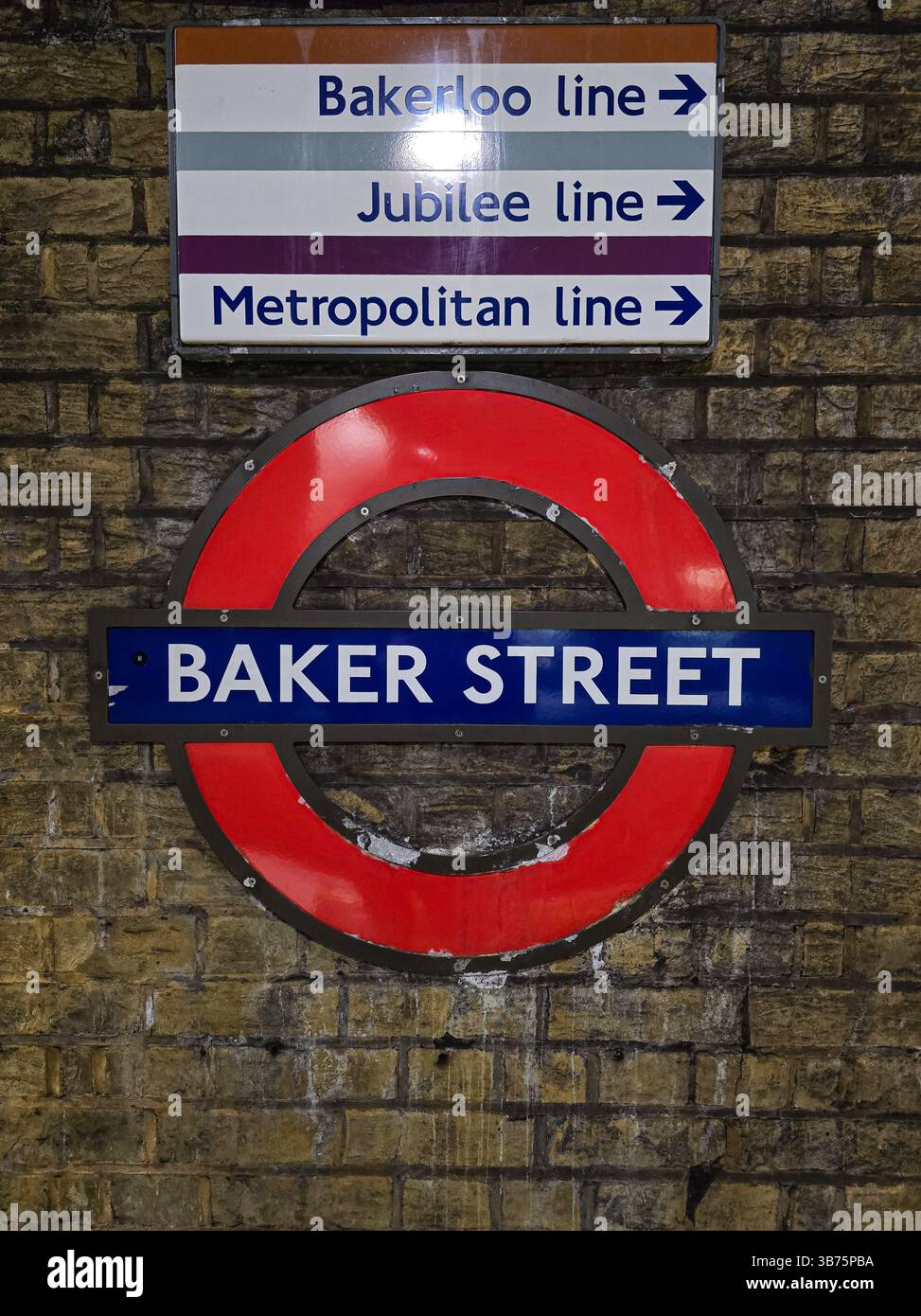 Bakerloo line underground station hi-res stock photography and images ...