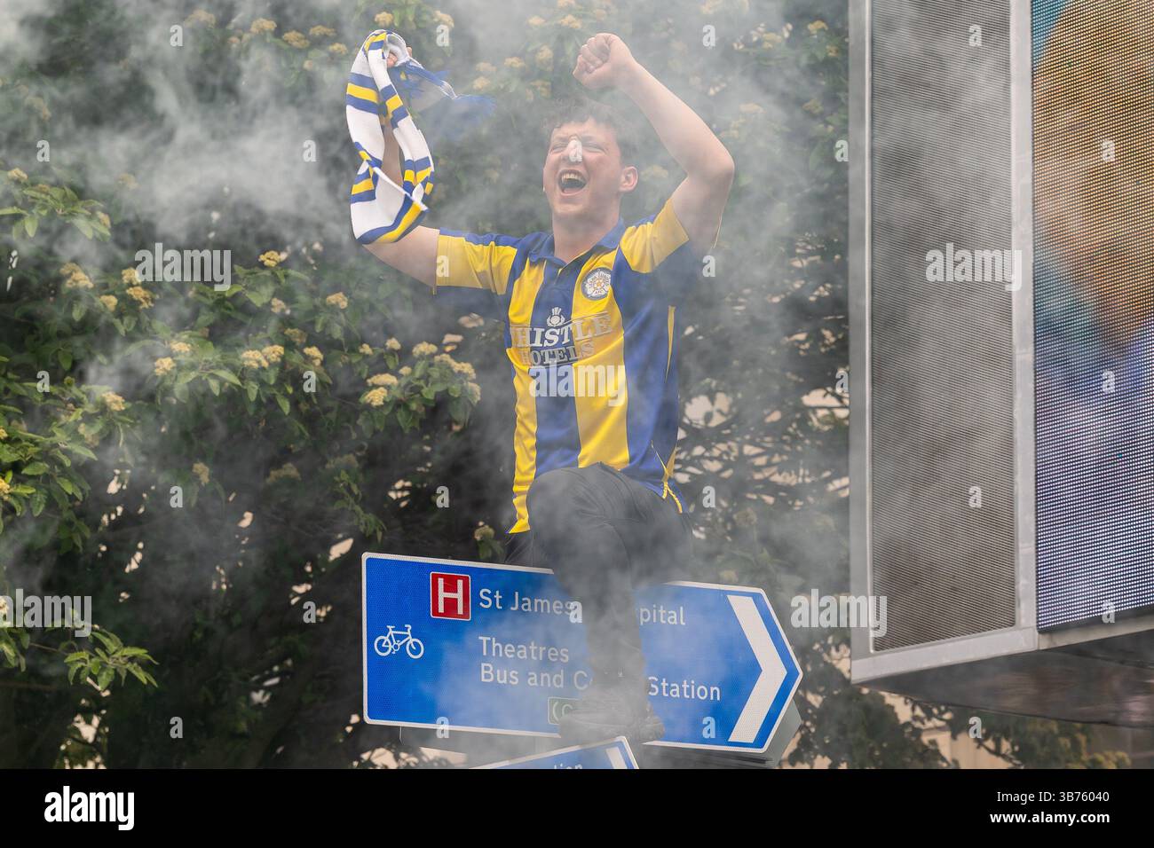Open top bus parade hi-res stock photography and images - Alamy