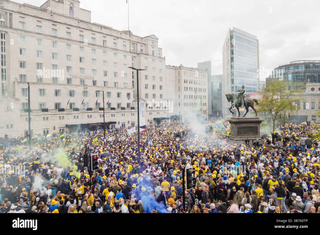 Leeds, UK. 05 MAY, 2025. Aerial shot of an awaiting crowd as Leeds ...