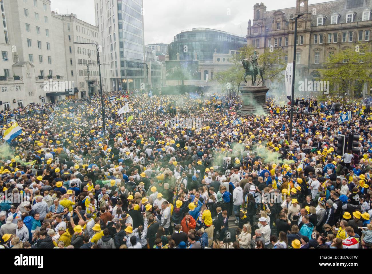 Leeds, UK. 05 MAY, 2025. Aerial shot of an awaiting crowd as Leeds ...