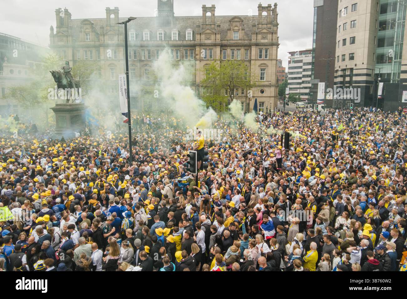 Leeds, UK. 05 MAY, 2025. Aerial shot of an awaiting crowd as Leeds ...