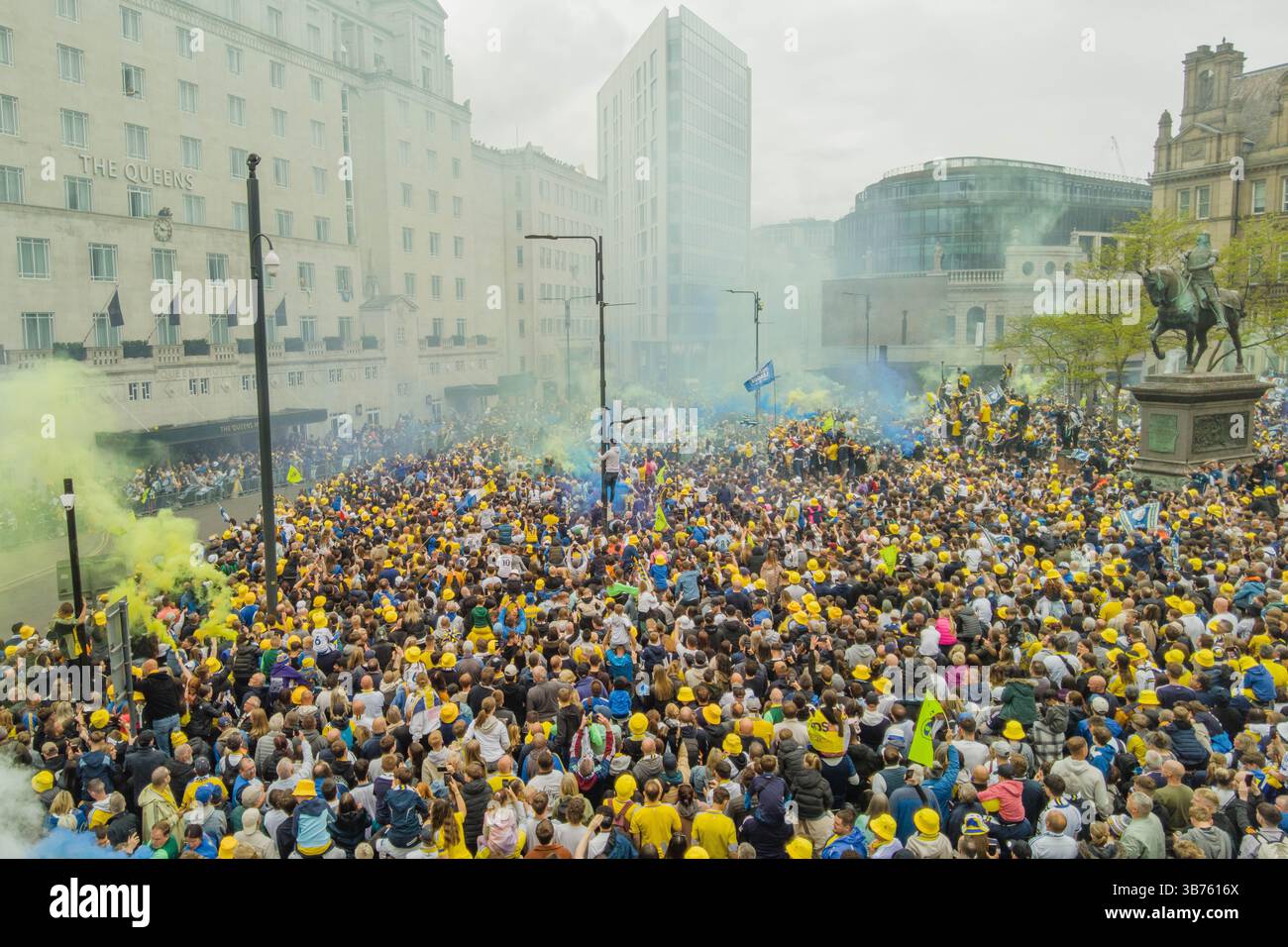 Leeds, UK. 05 MAY, 2025. Aerial shot of an awaiting crowd as Leeds ...