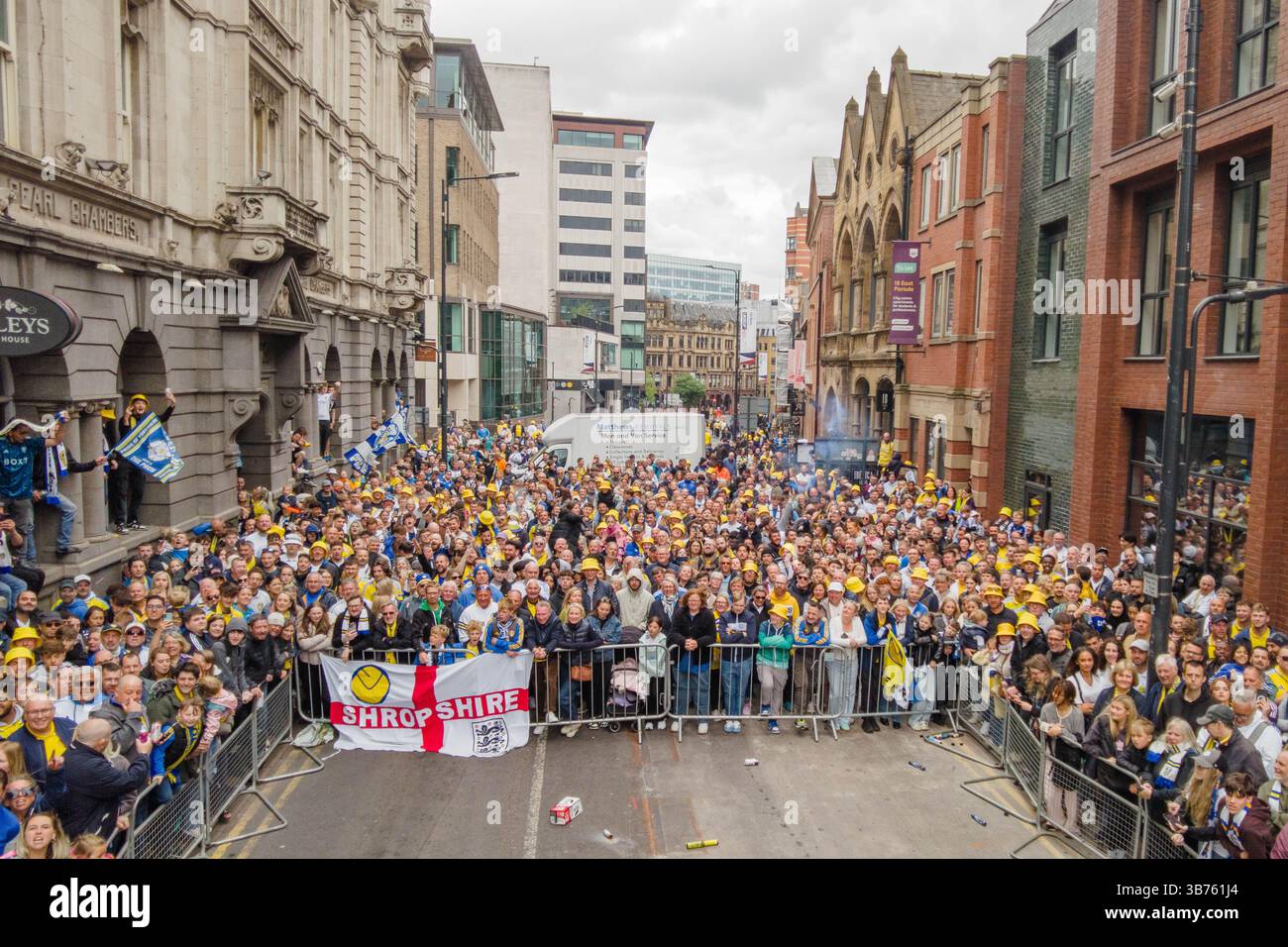 Leeds, UK. 05 MAY, 2025. Aerial shot of a crowd awaiting the arrival of ...