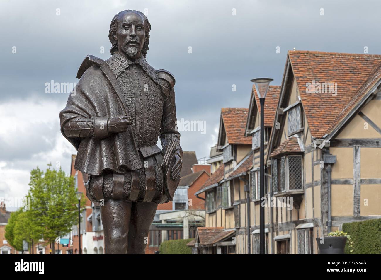 Statue and birthplace of William Shakespeare, Stratford-upon-Avon ...