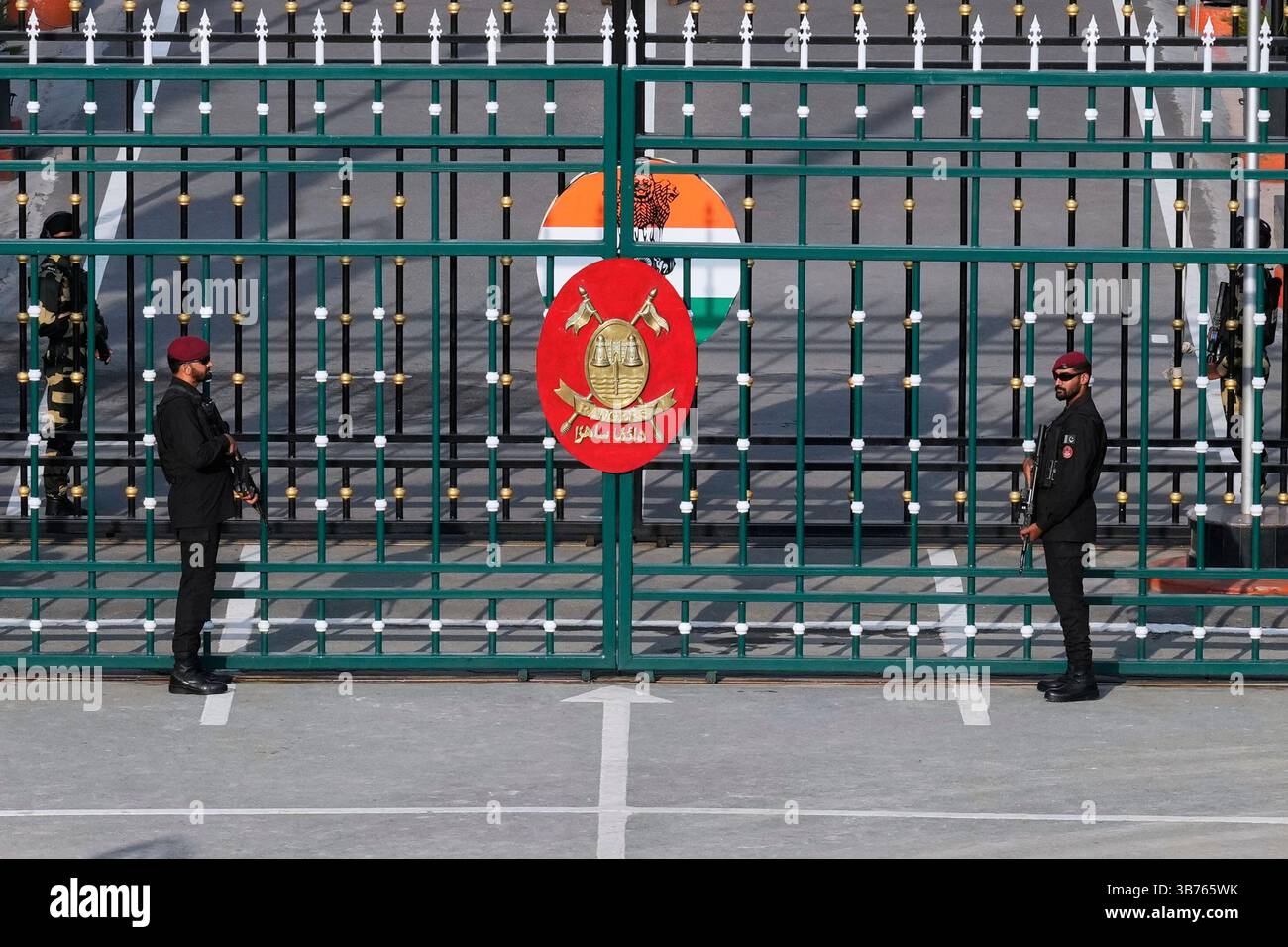 Pakistan's Rangers soldiers, in black, and Indian Border Security ...