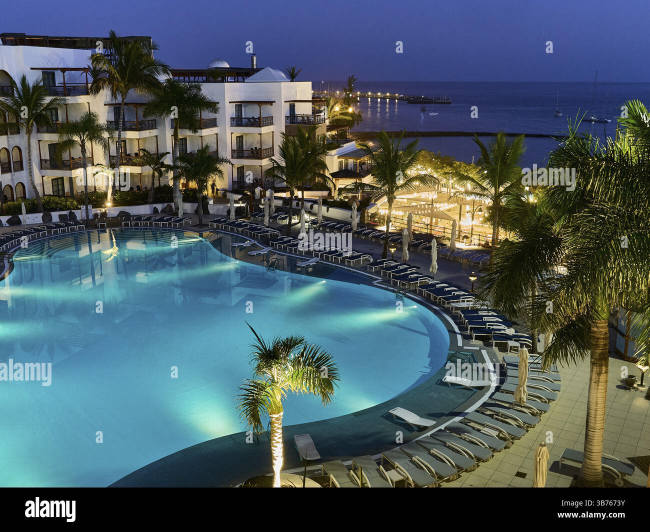 Empty resort hotel swimming pool hi-res stock photography and images ...