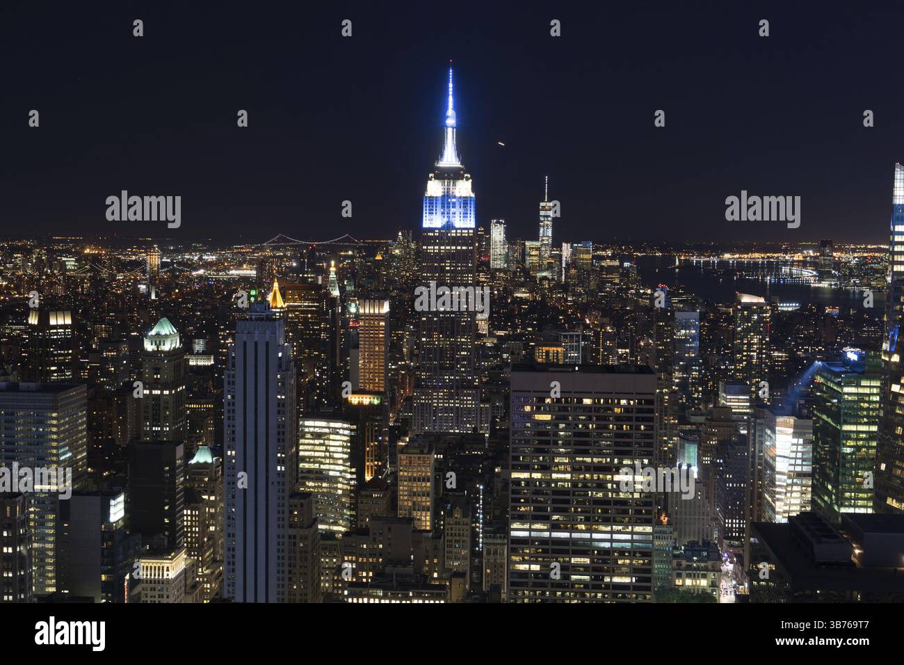 Downtown night view seen from the top of the Rock (Rockefeller Center ...