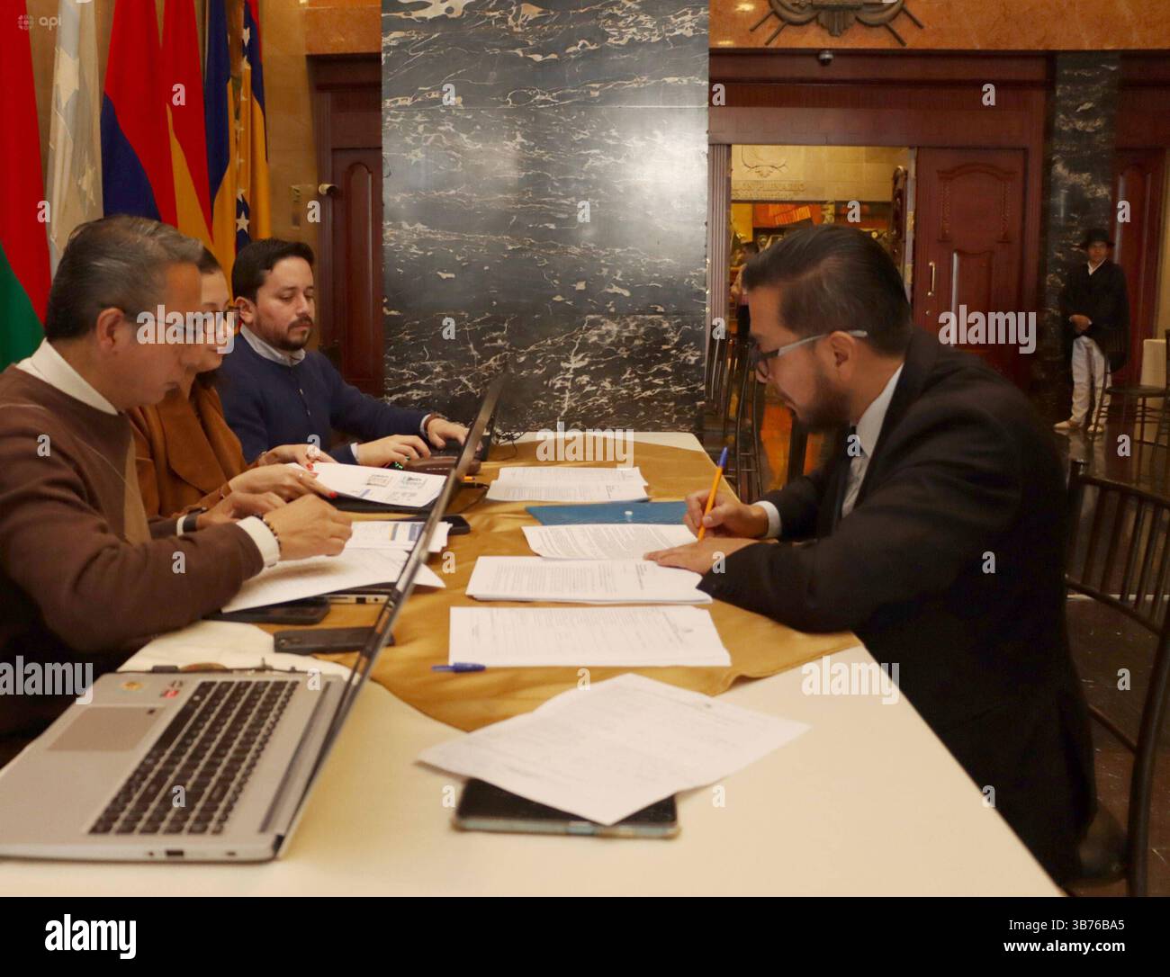 REELECTED AND NEW ASSEMBLY MEMBERS PRESENT DOCUMENTS Quito, Monday, May ...