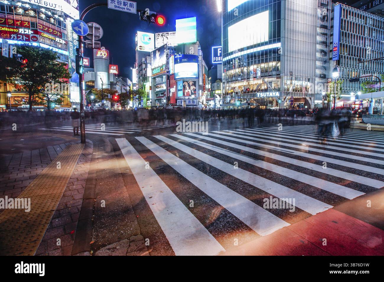 Shibuya scramble intersection of night view. Shooting Location: Tokyo ...