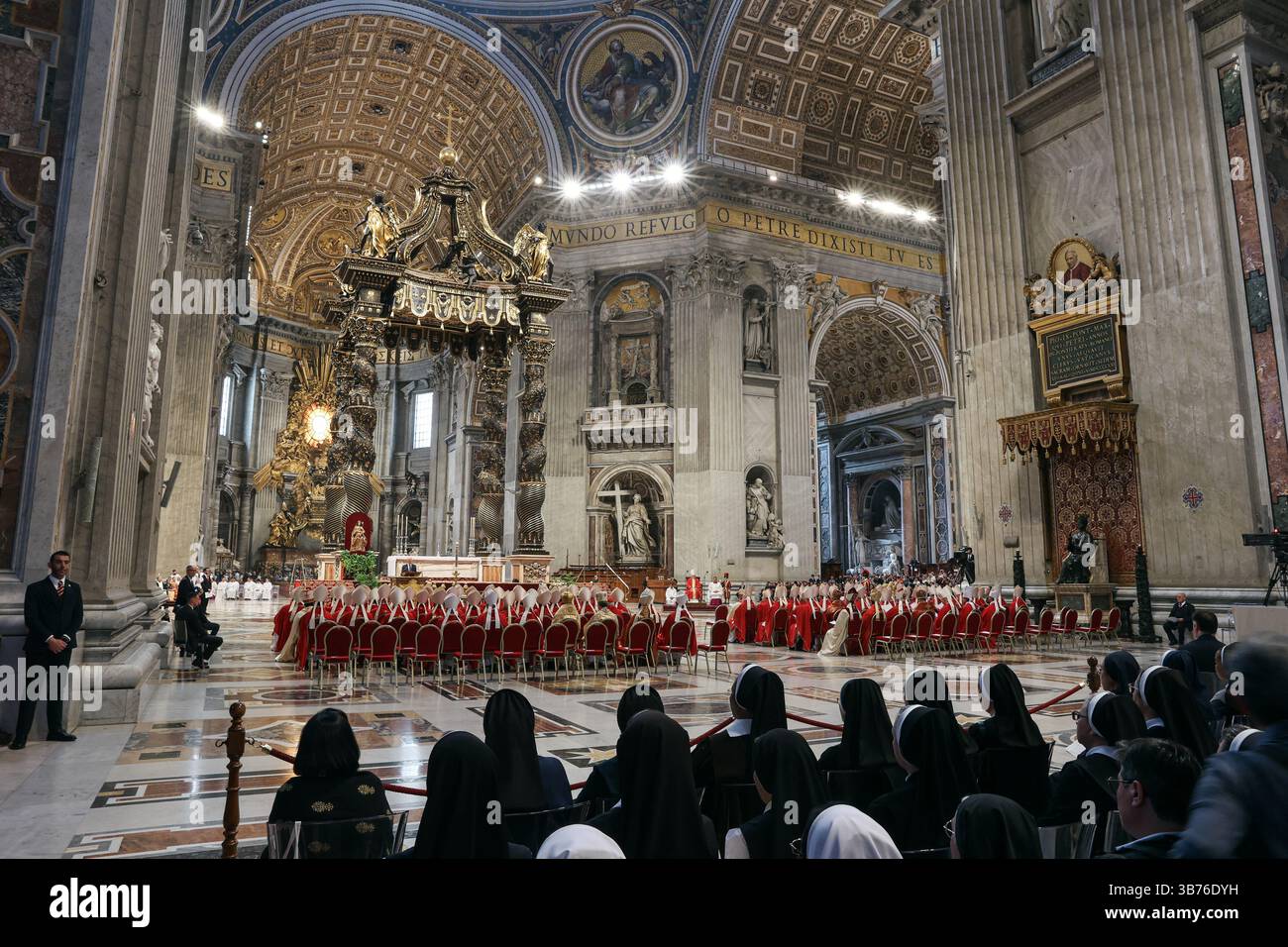 Cardinals, bishops, priests and nuns are represented in the main hall ...