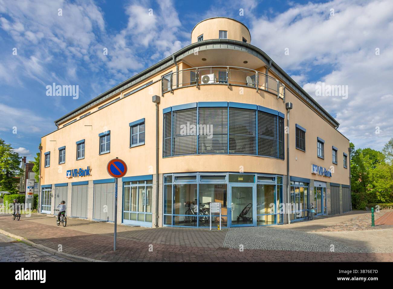 03.05.2025: Blick auf das gebäude der VR-Bank Uckermark-Randow Pasewalk ...