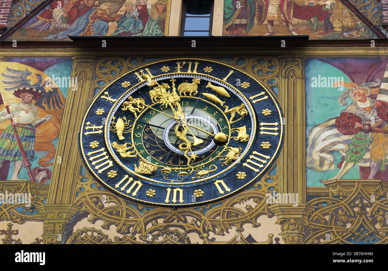 Alongside Ulm Minster, the Ulm Town Hall with its colourful frescoes ...