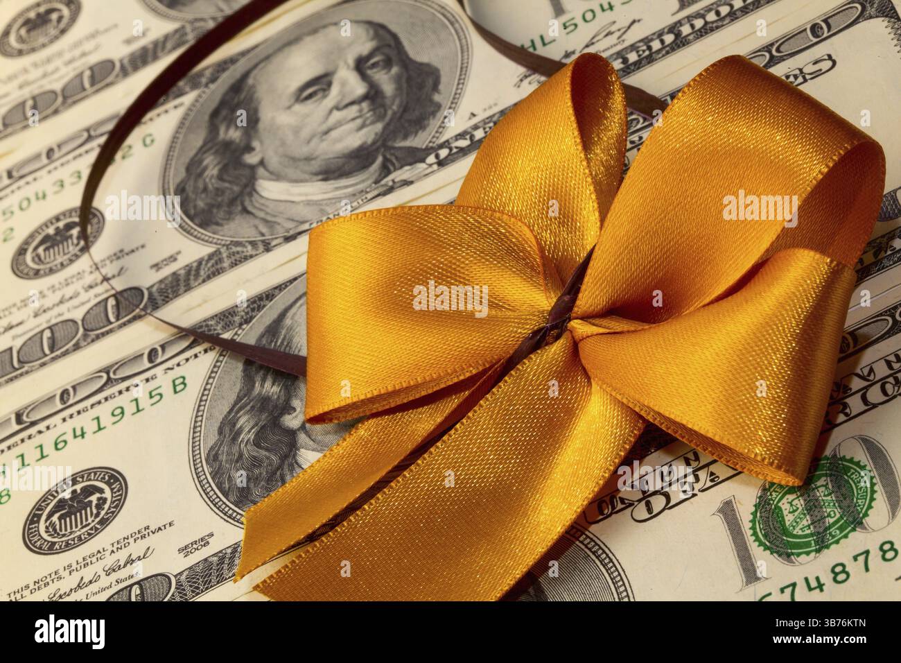 Dollar bills bow hi-res stock photography and images - Alamy
