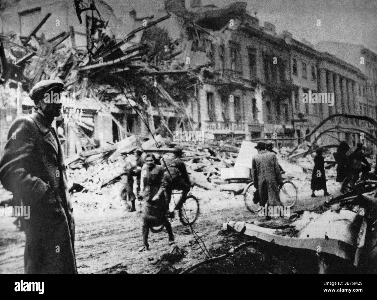 People on area in warsaw hi-res stock photography and images - Alamy