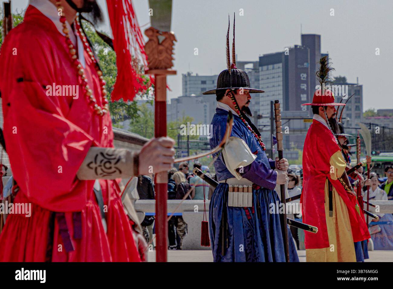 Seoul, South Korea. 25th Apr, 2025. Royal guards perform 'The Changing ...
