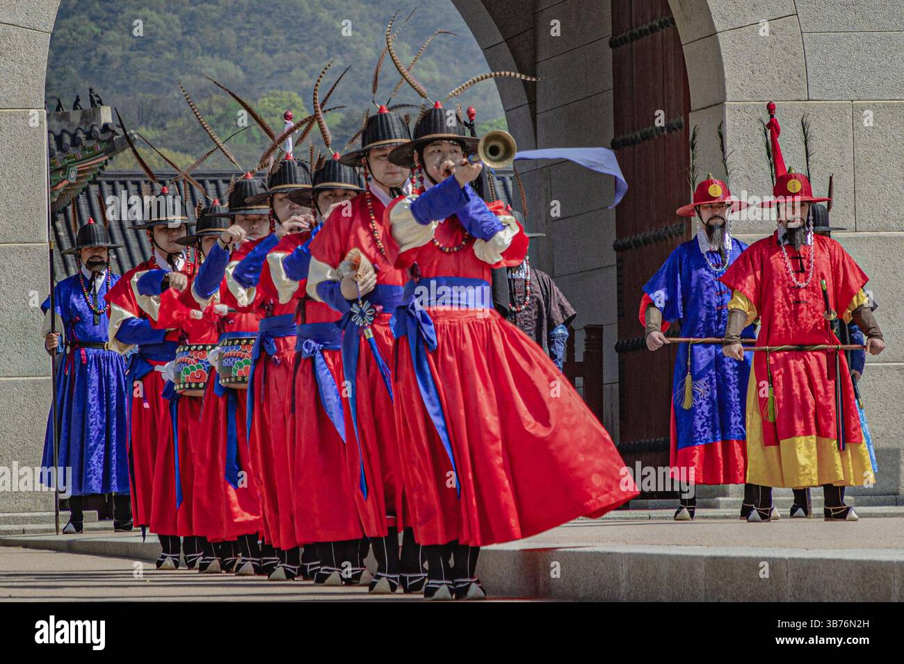 Seoul, South Korea. 25th Apr, 2025. Royal guards perform 'The Changing ...