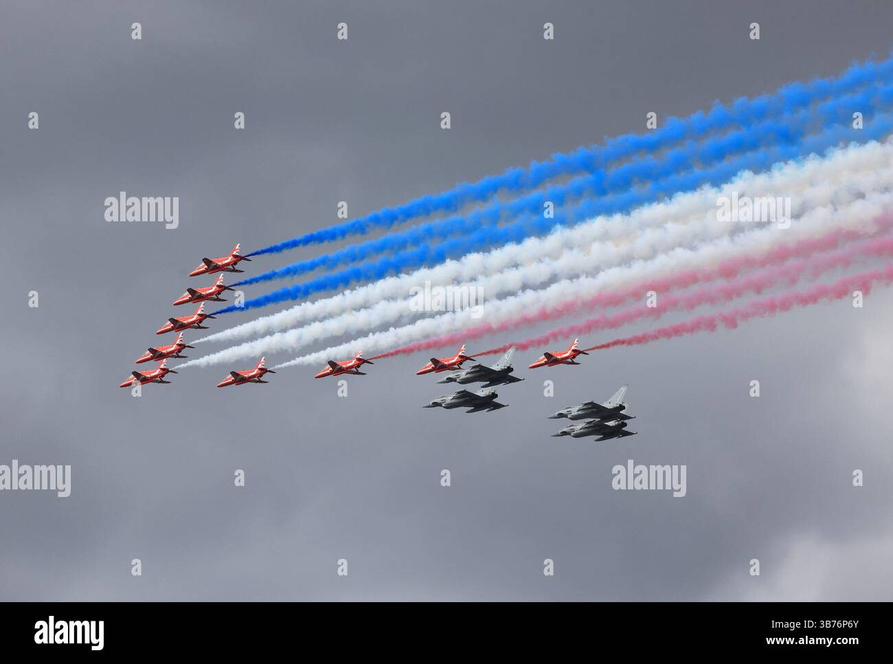 London, UK, 5th May 2025. The Red Arrows flypast over Buckingham Palace ...