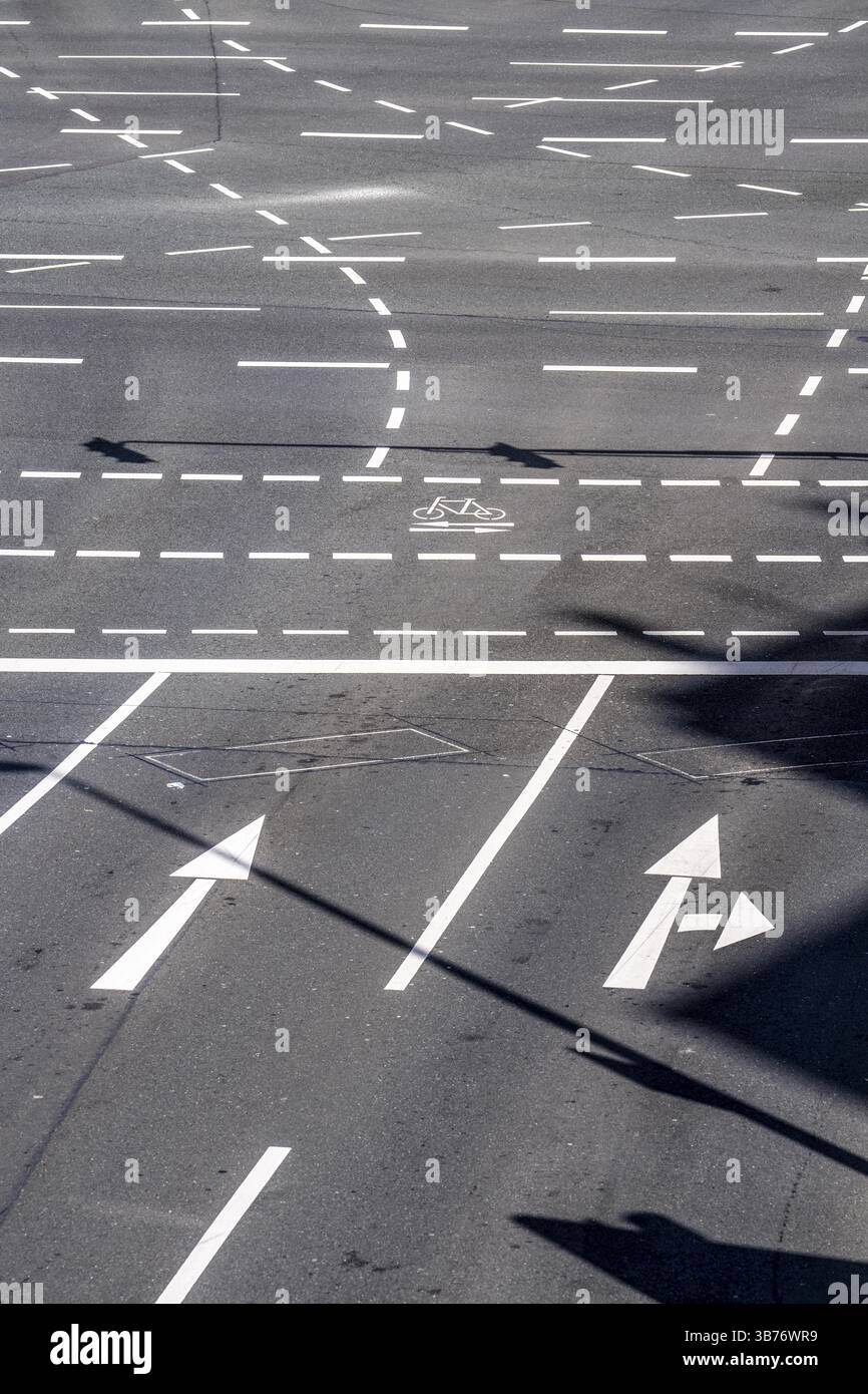 Multi directional symbols hi-res stock photography and images - Alamy