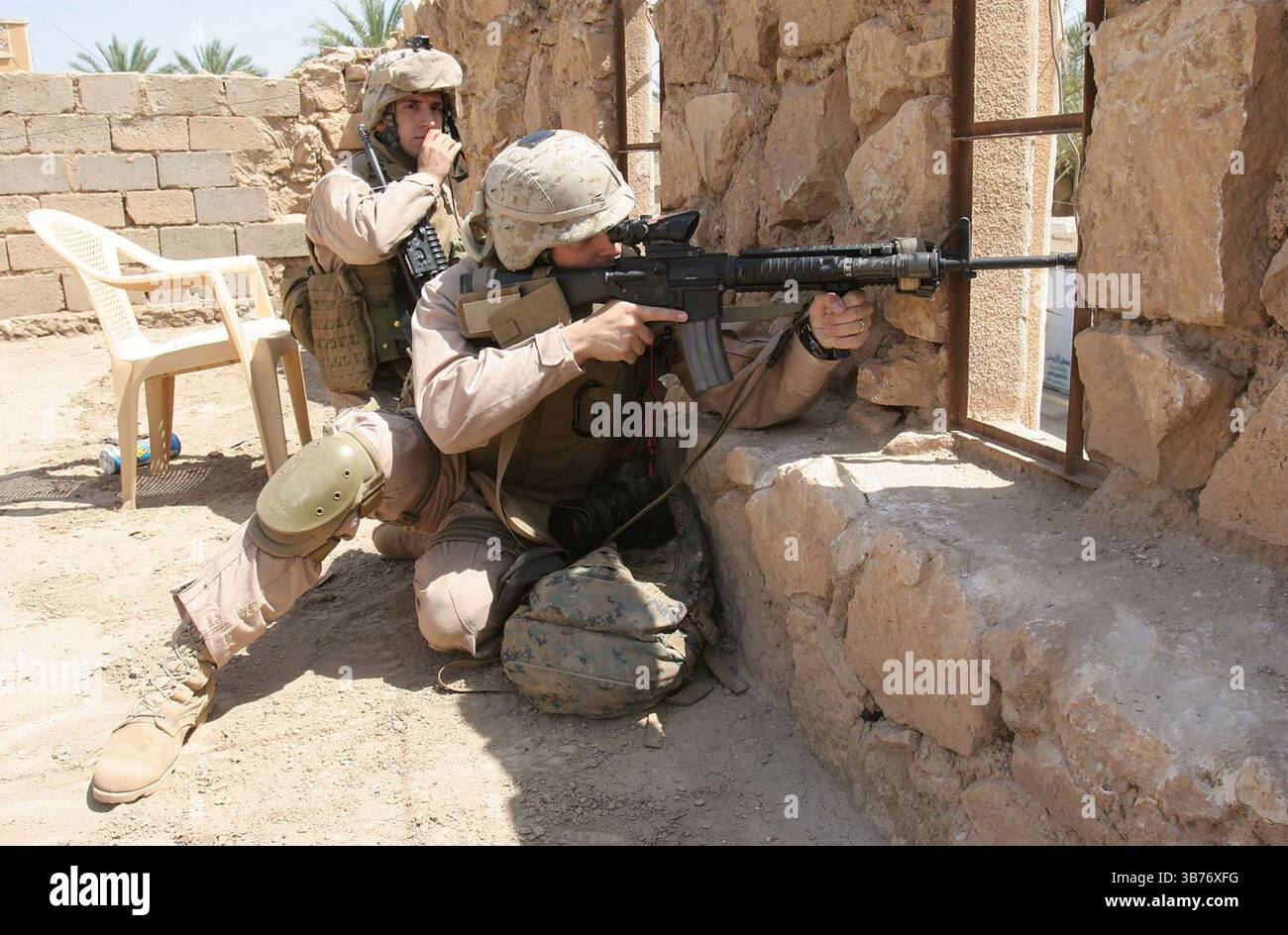BATTLE OF RAMADI 2006. American Ist Armoured Division position themselves to cover two streets ...