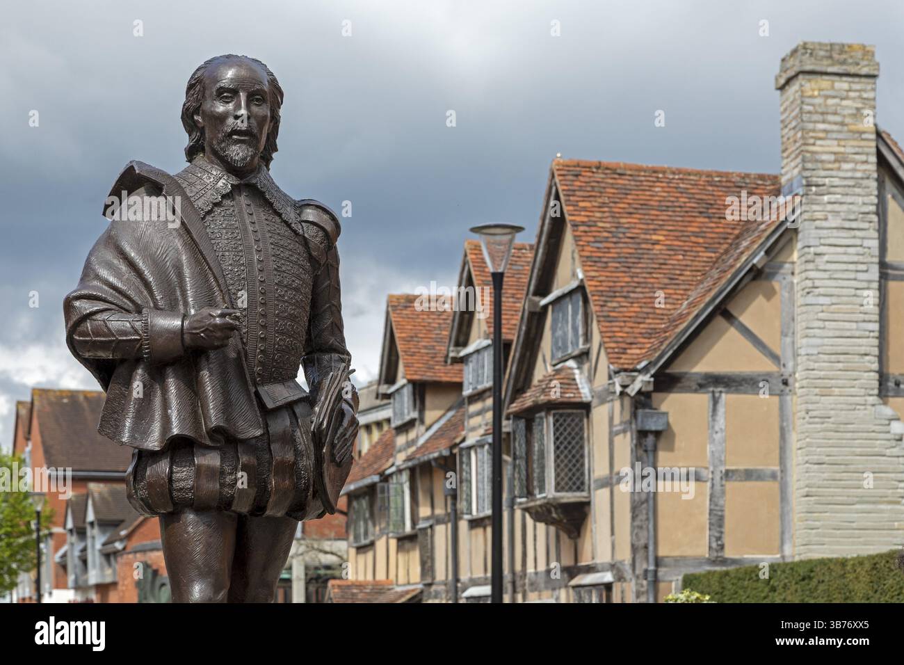 Statue and birthplace of William Shakespeare, Stratford-upon-Avon ...