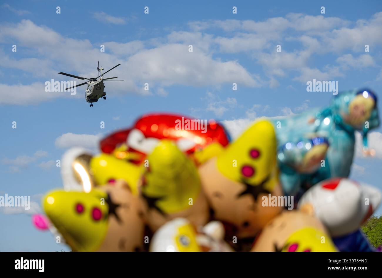 DEN HAAG - The helicopter carrying Hannah Mae leaves the Liberation ...