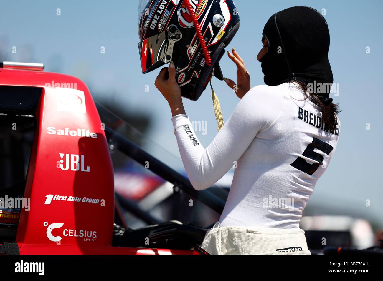 Rockingham, Nc, USA. 18th Apr, 2025. Toni Breidinger (5) gets ready to ...