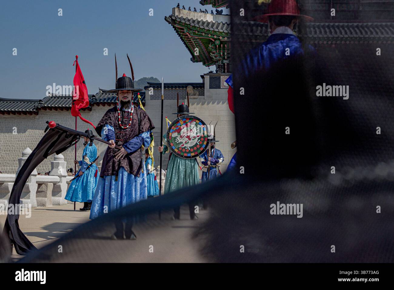 Seoul, South Korea. 25th Apr, 2025. Royal guards perform 'The Changing ...
