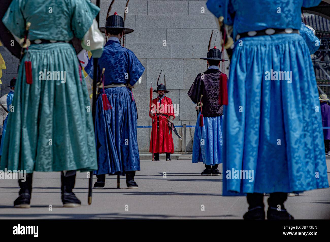 Seoul, South Korea. 25th Apr, 2025. Royal guards perform 'The Changing ...