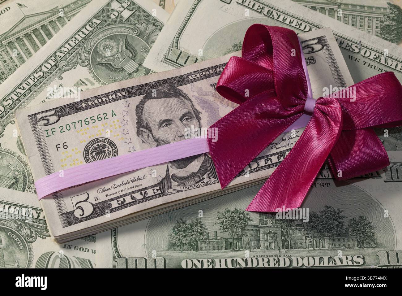 Dollar bills bow hi-res stock photography and images - Alamy